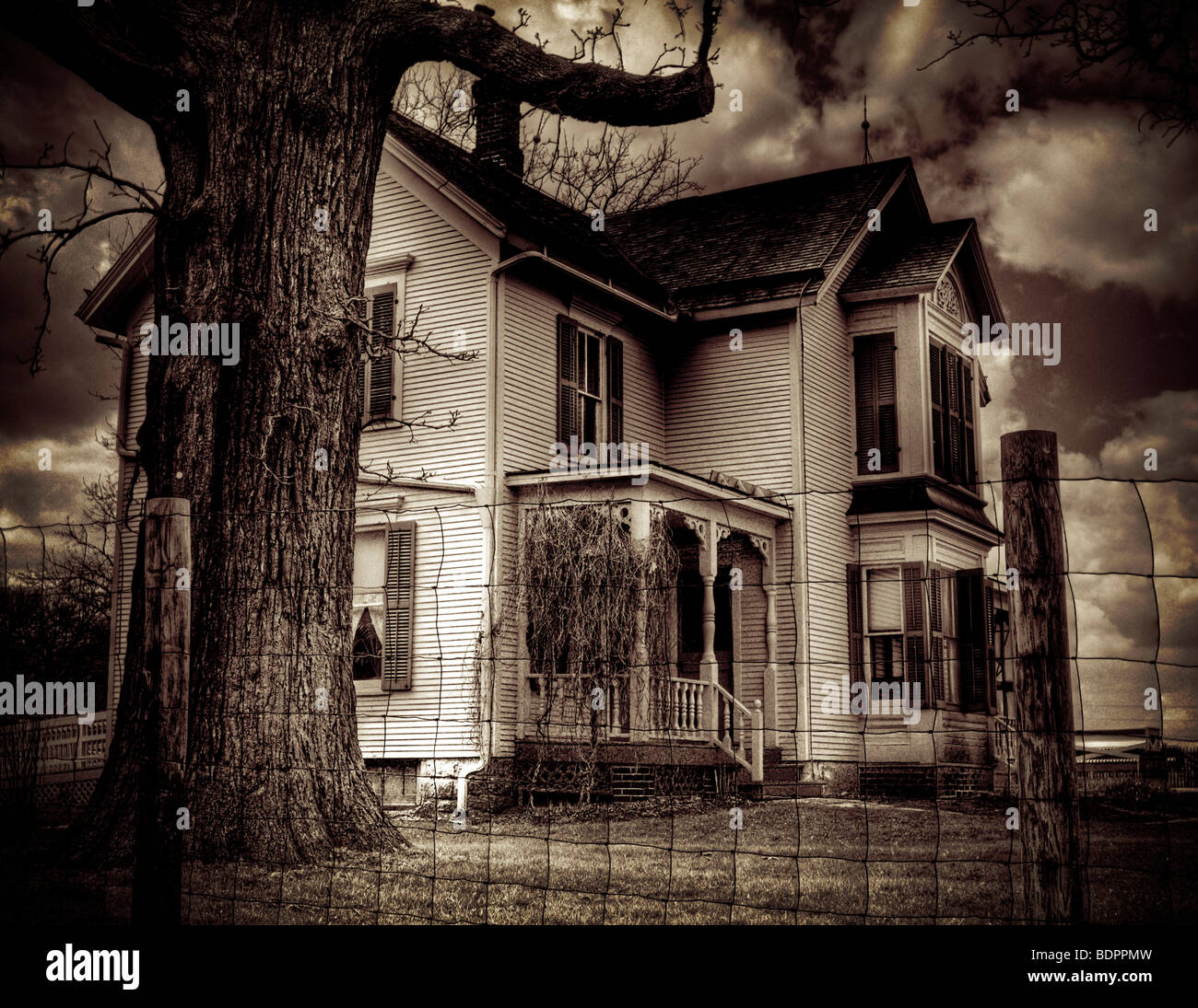 An old fashioned farmhouse in USA Stock Photo - Alamy