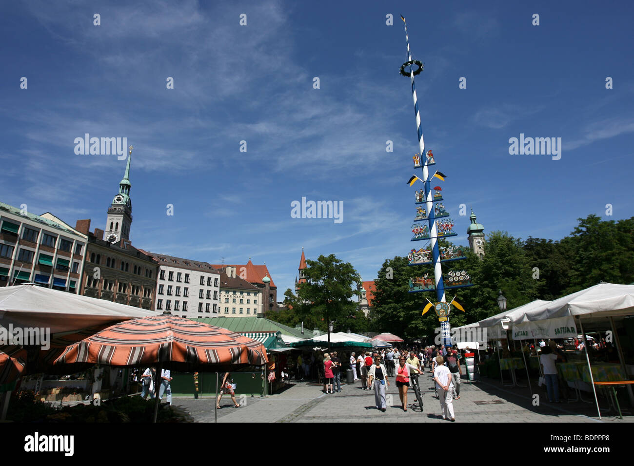 Maypole in viktualienmarkt munich germany hi-res stock photography and ...