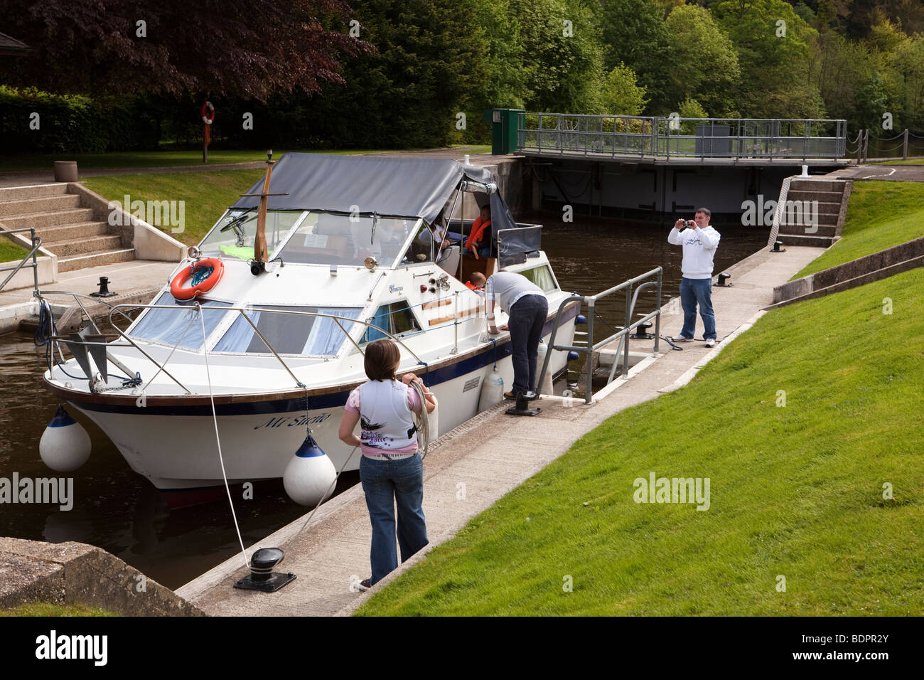 England, Berkshire, Cookham Locks, cabin cruiser passing through the ...