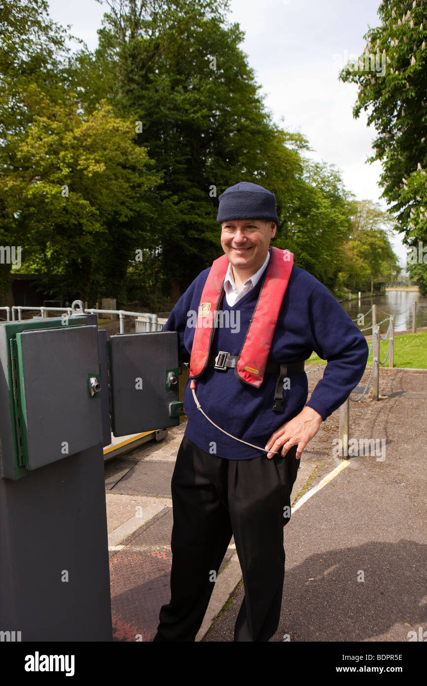 England, Berkshire, Cookham Lock Keeper Alan Benge operating the ...