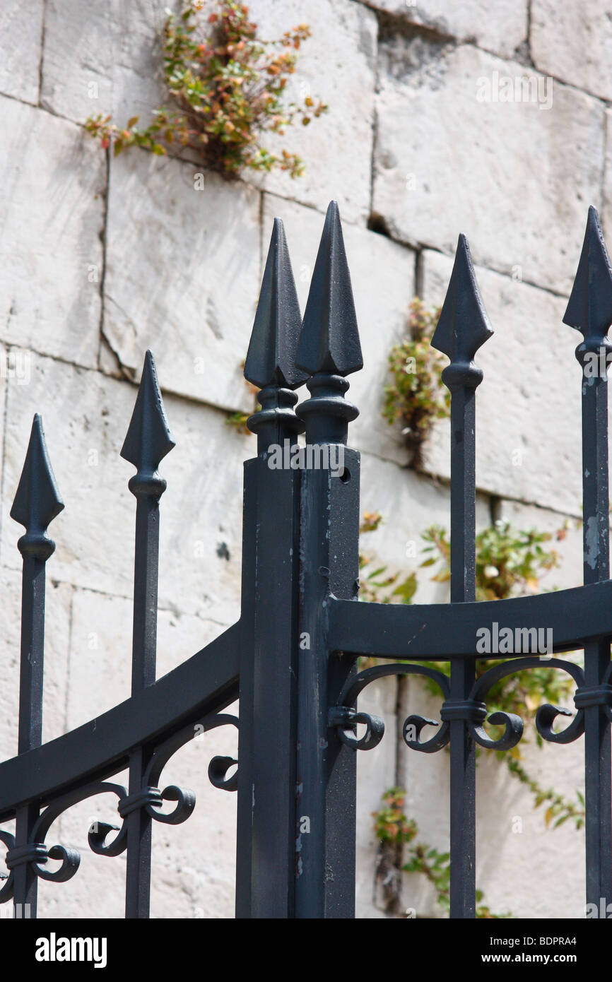 Iron gate detail close hi-res stock photography and images - Alamy