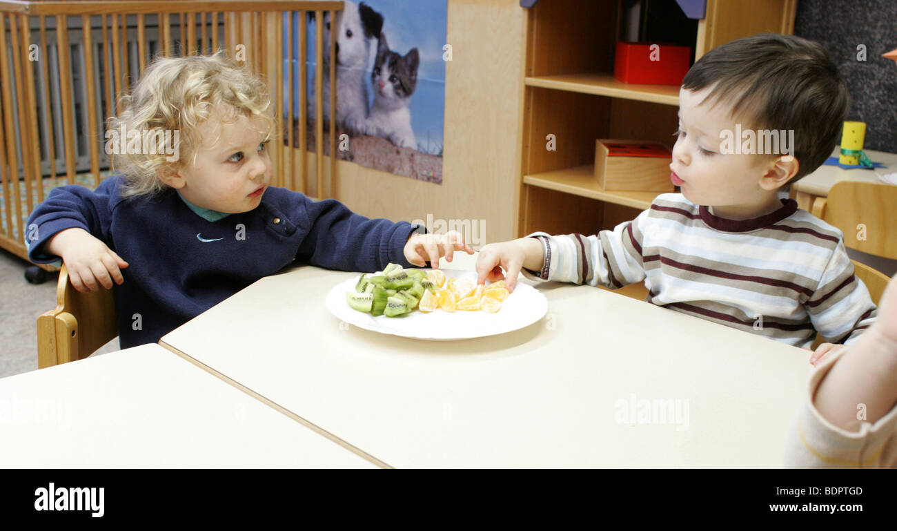 Children eating at Kindergarten class Stock Photo - Alamy