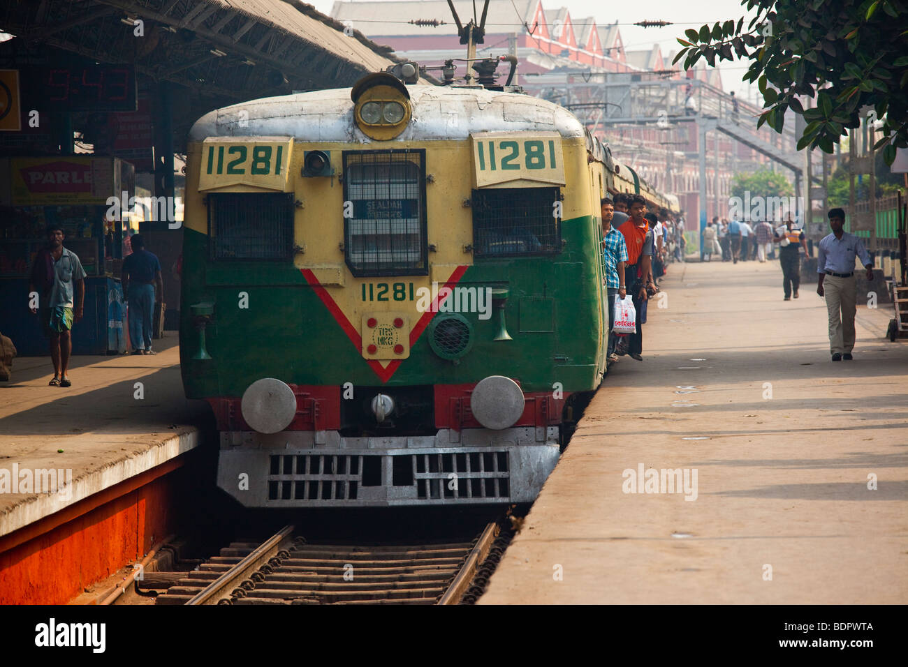 People disembarking an arriving train in Sealdah Railway Station in ...