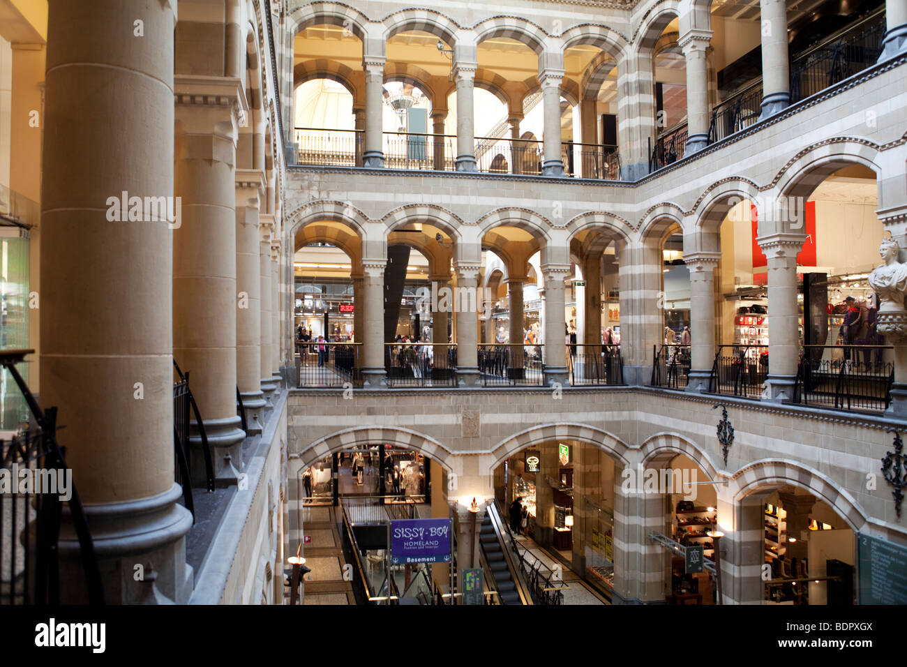 Shopping mall pillars hi-res stock photography and images - Alamy