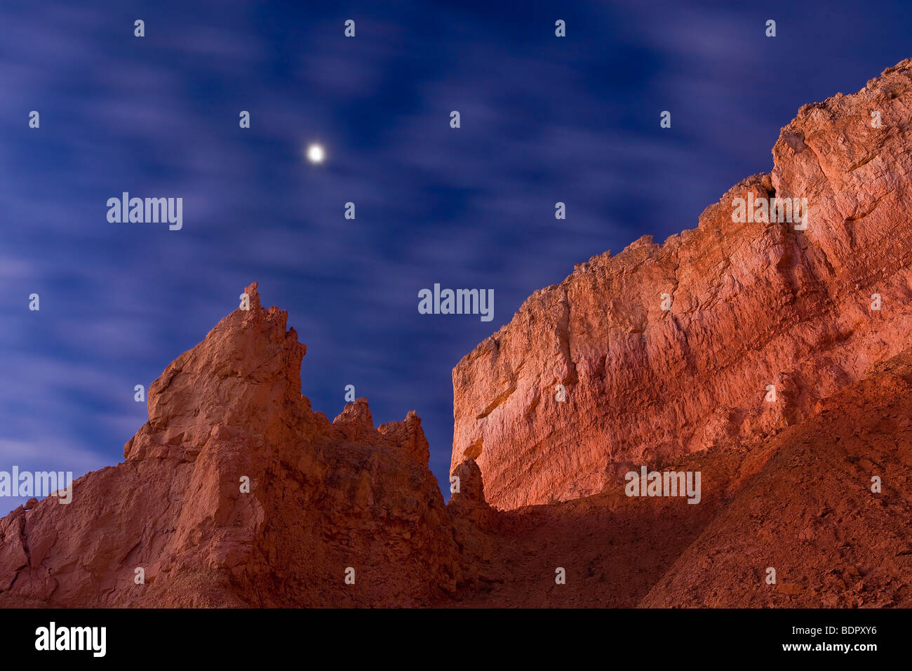 A moon sets over the Bryce Canyon Amphitheatre at dawn, Bryce Canyon ...