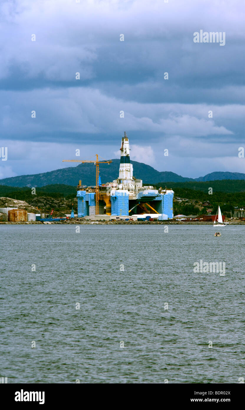 Oil rig platform hi-res stock photography and images - Alamy