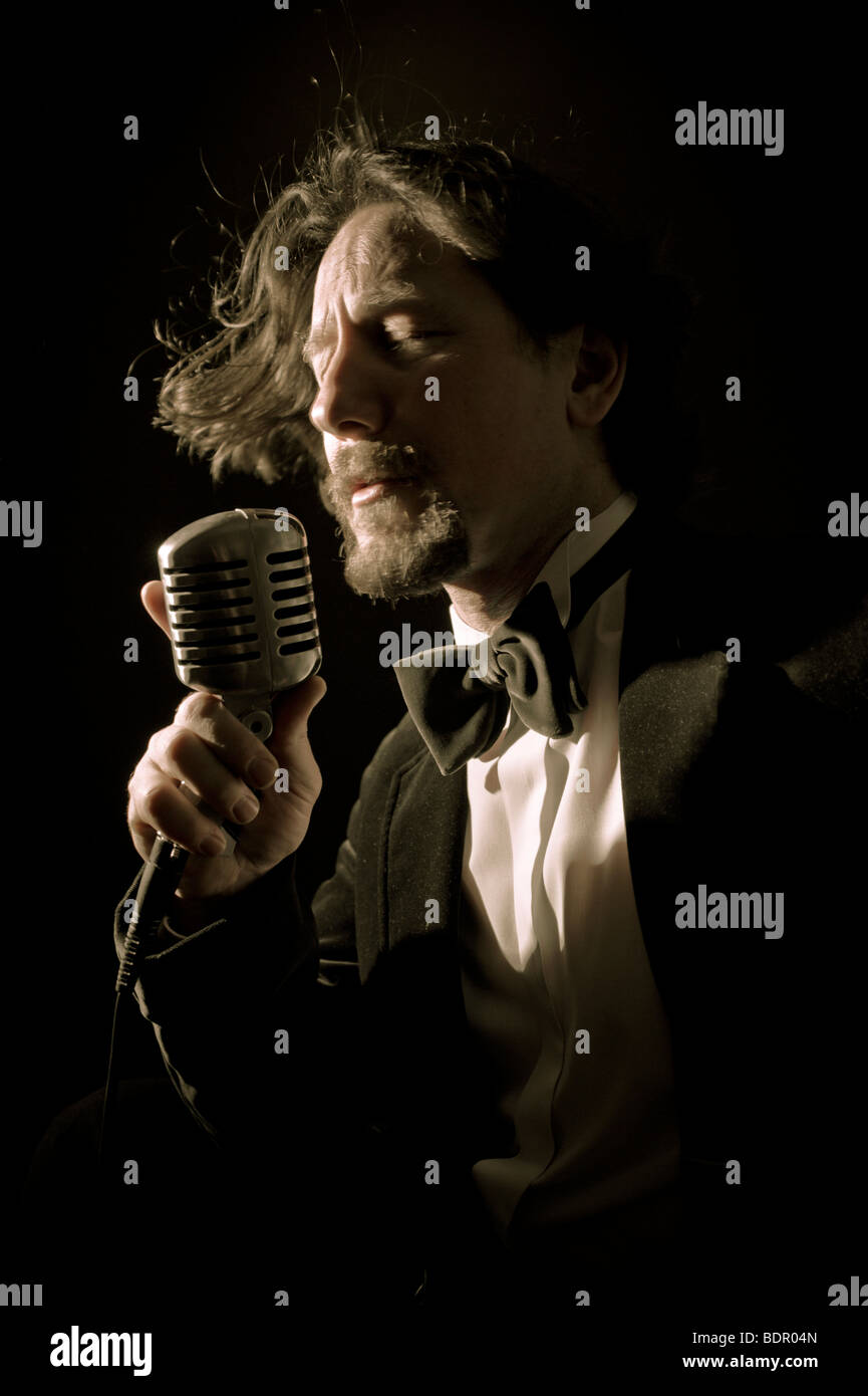 Singing bow hi-res stock photography and images - Alamy