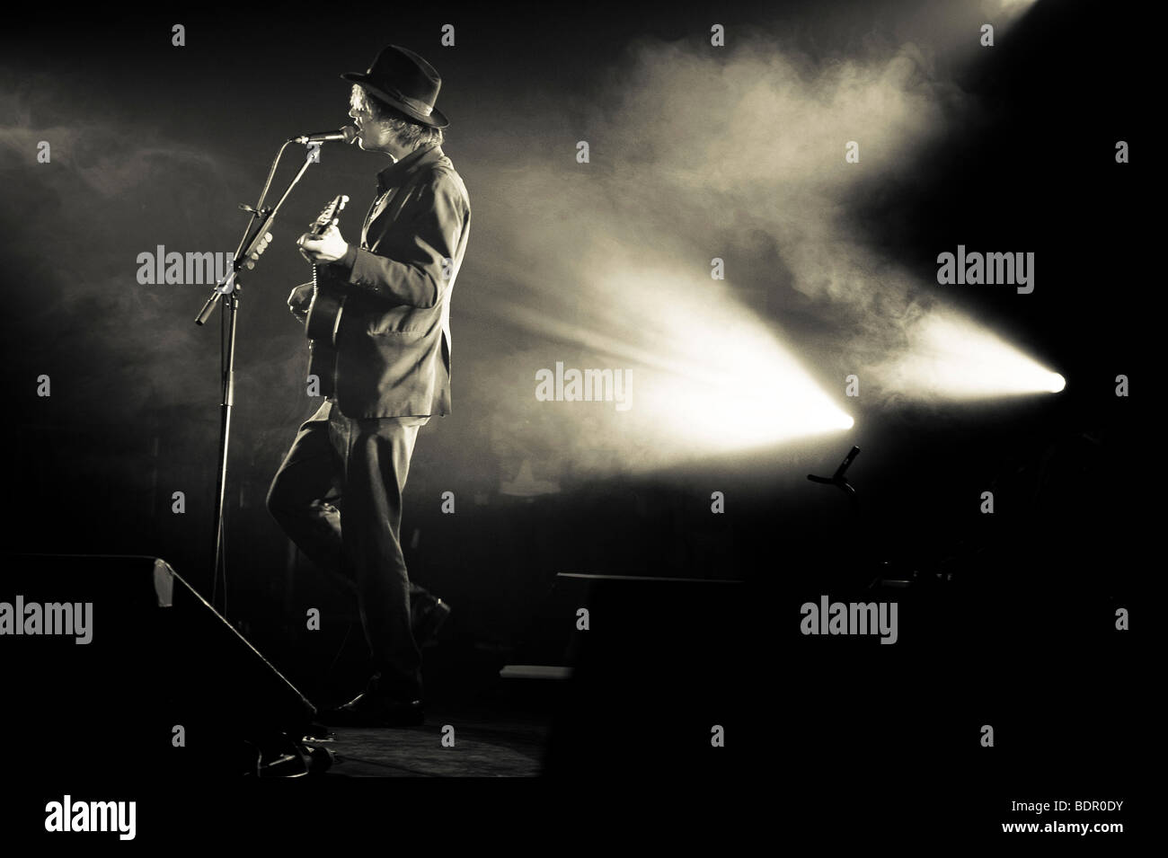 Pete doherty guitar hi-res stock photography and images - Alamy