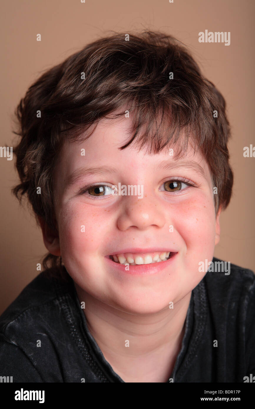 Young boy smiling Stock Photo - Alamy
