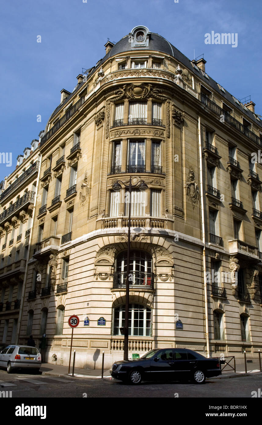Paris apartment building hi-res stock photography and images - Alamy