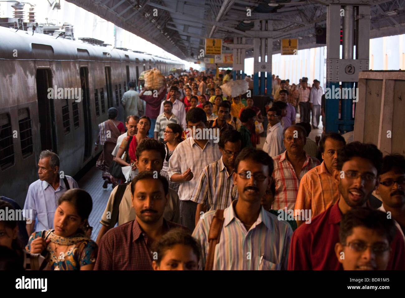 People Crowd the Platform to leave the Train at Sealdah Railway Station ...