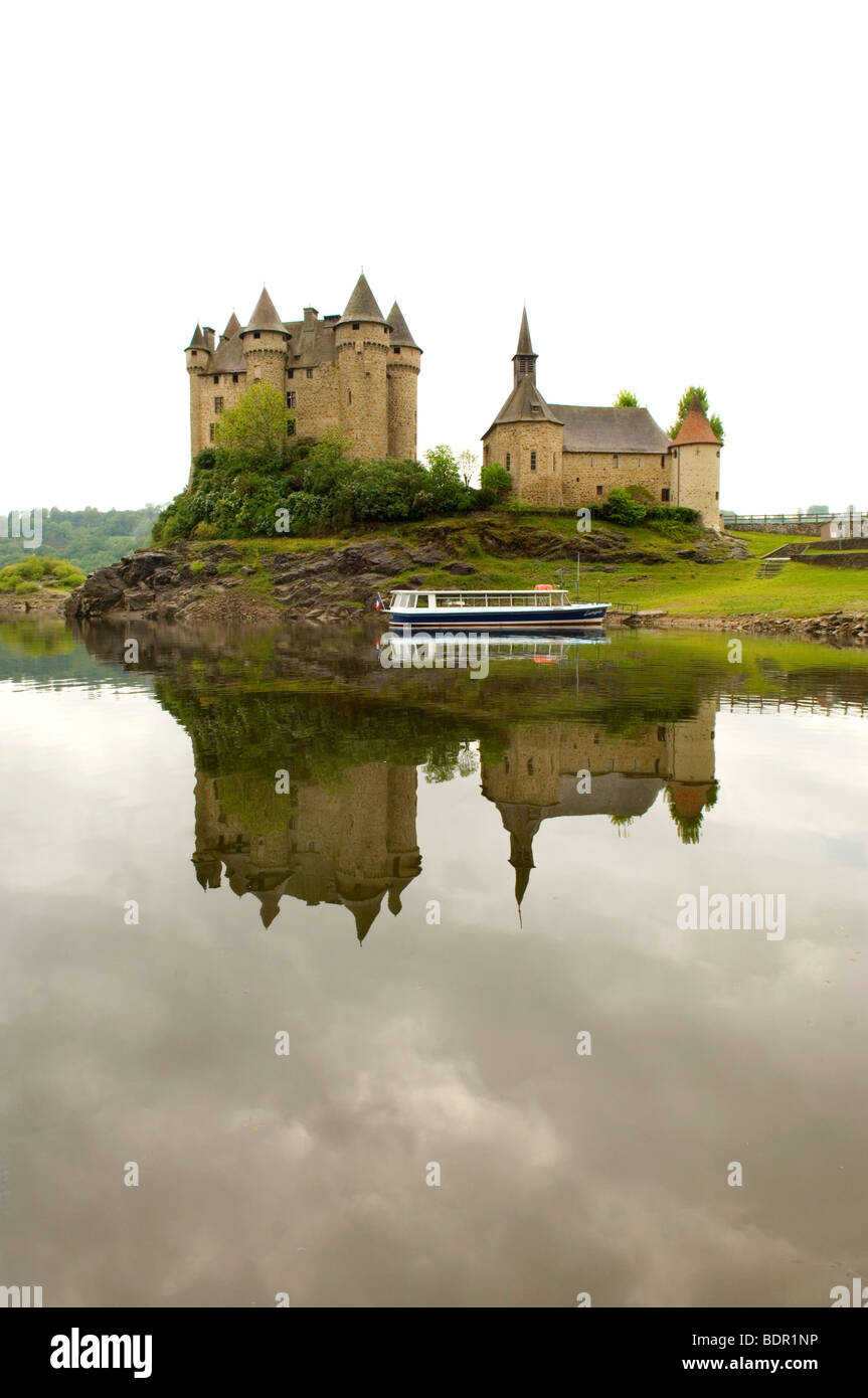 French chateau on lake hi-res stock photography and images - Alamy