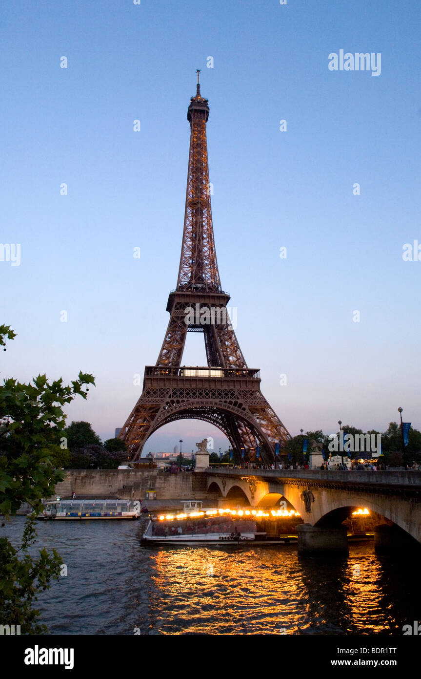 Eiffel tower dusk paris hi-res stock photography and images - Alamy