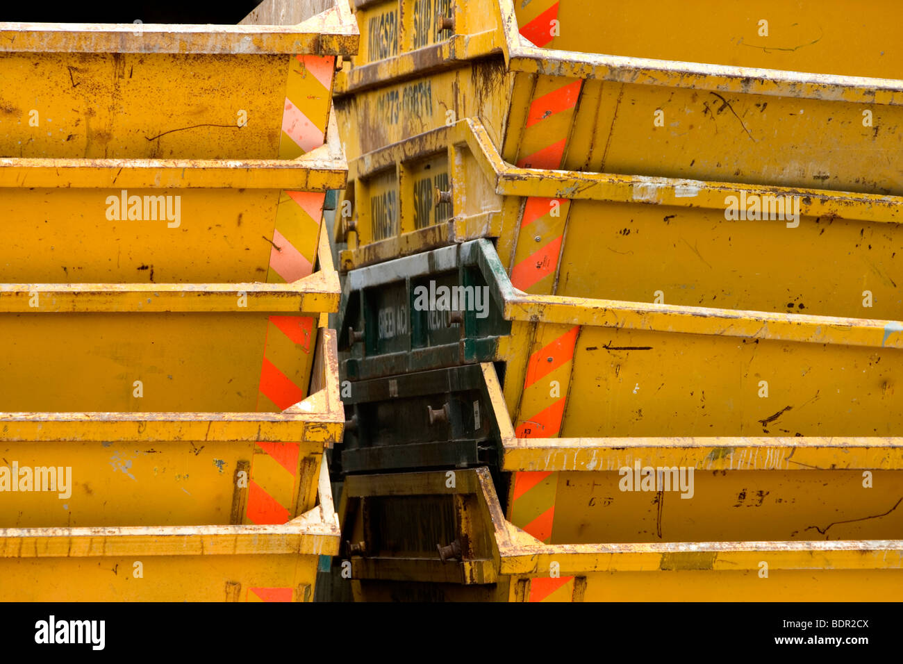 Rubbish skips hi-res stock photography and images - Alamy