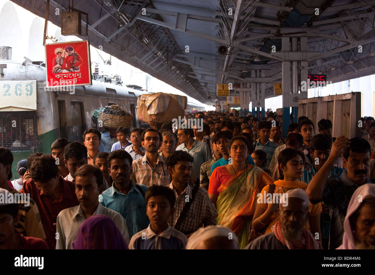 People Crowd the Platform to leave the Train at Sealdah Railway Station ...