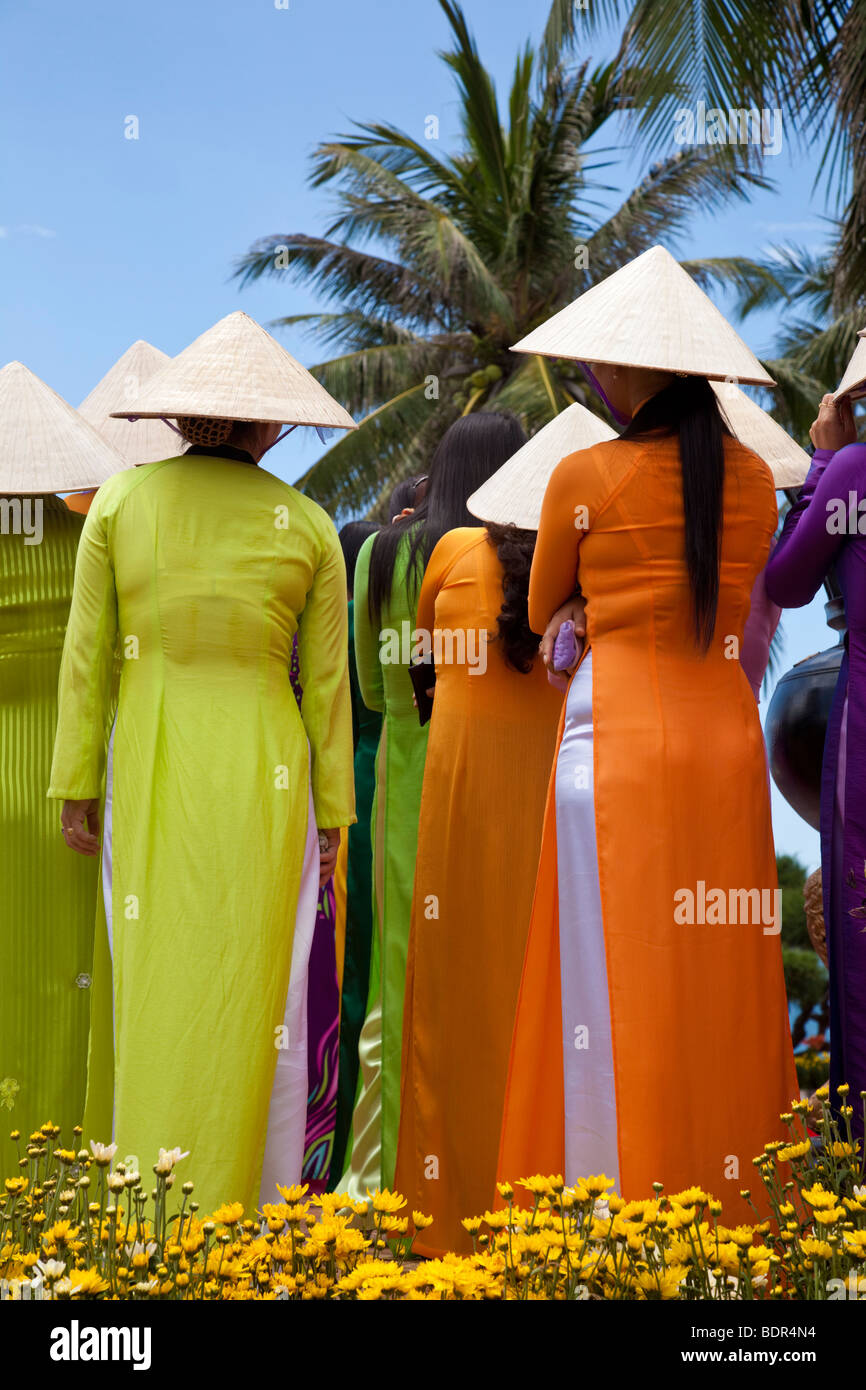 Vietnam women in traditional vietnamese attire Stock Photo - Alamy