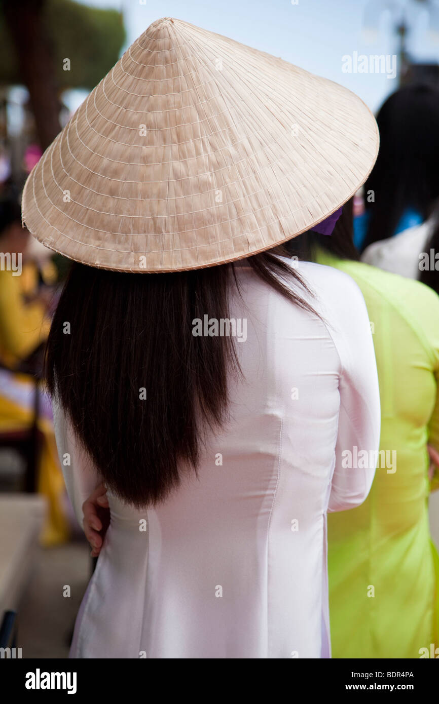 Vietnam women in traditional vietnamese attire Stock Photo - Alamy