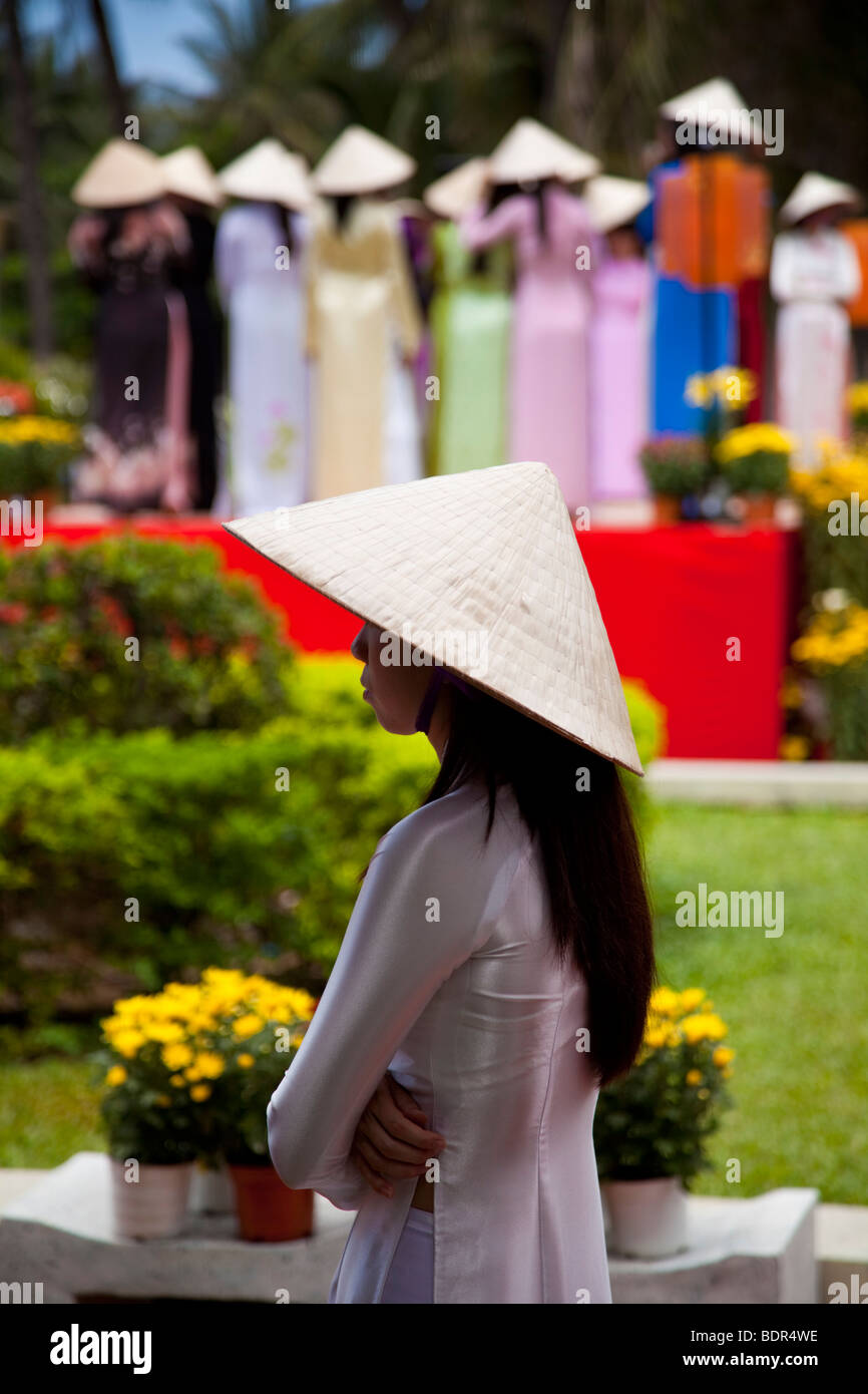 Vietnam women in traditional vietnamese attire Stock Photo - Alamy