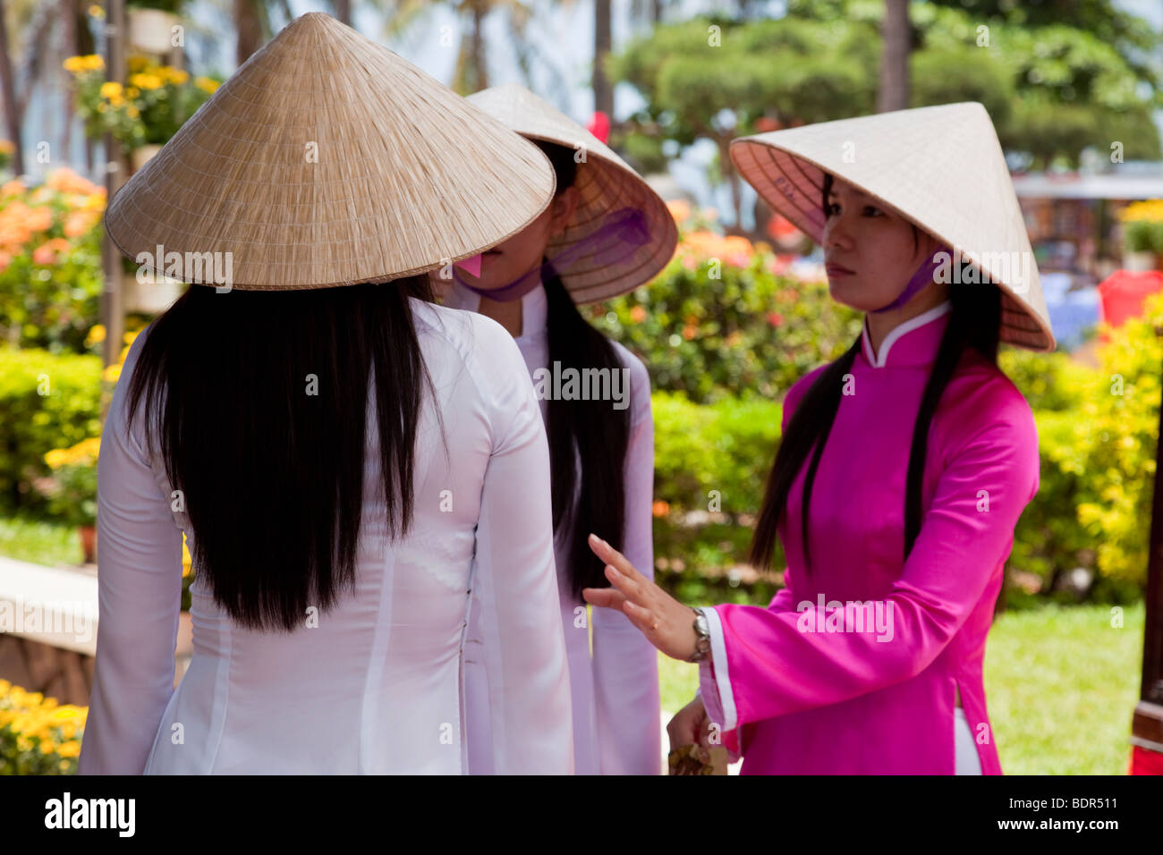 Vietnam women in traditional vietnamese attire Stock Photo - Alamy