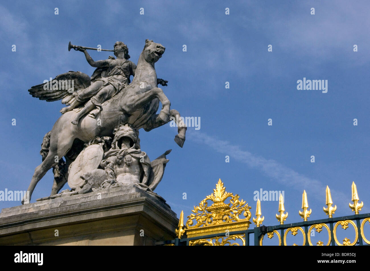 Statue and Gate at Place de la Concorde Stock Photo - Alamy