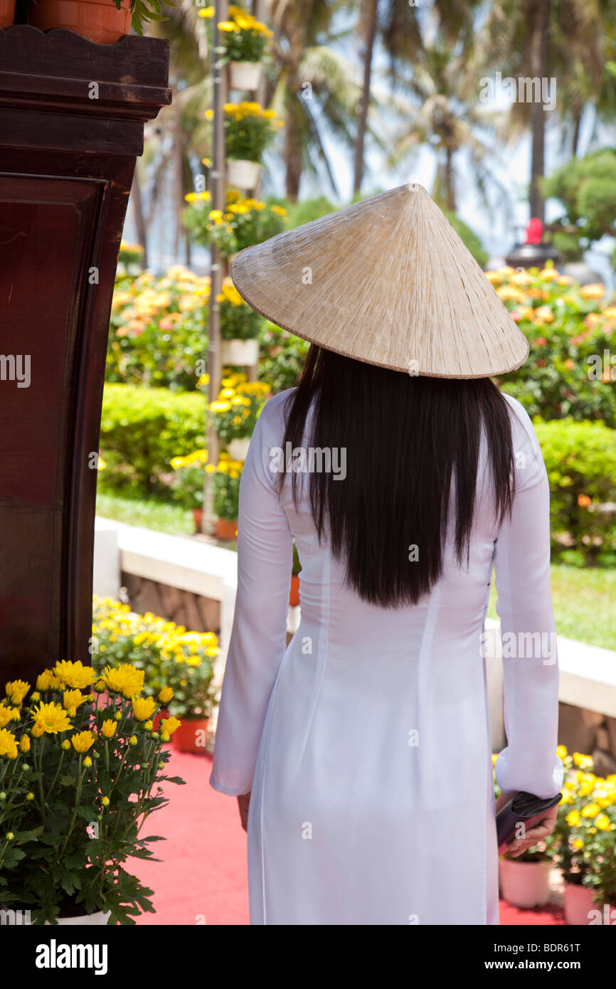 Vietnam women in traditional vietnamese attire Stock Photo - Alamy