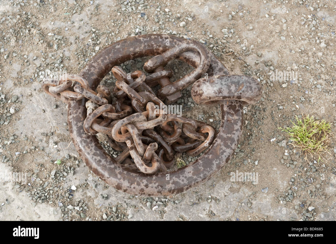 Close up of steel boat mooring ring and link chain with connecting d ...