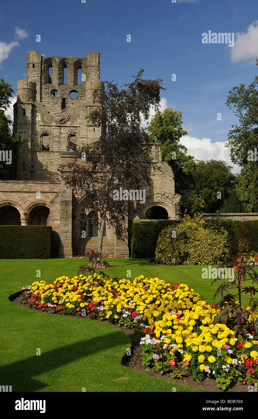Abbey and War Memorial in Scottish Borders town of Kelso, Scotland ...