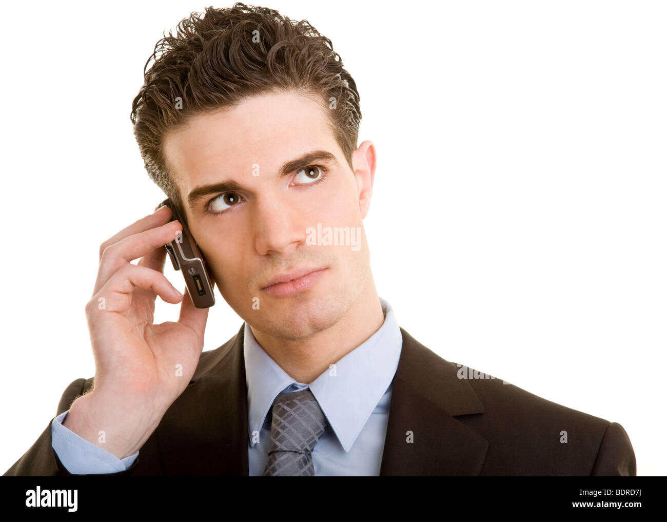 Junger Mann im Anzug telefoniert mit seinem Handy Stock Photo - Alamy