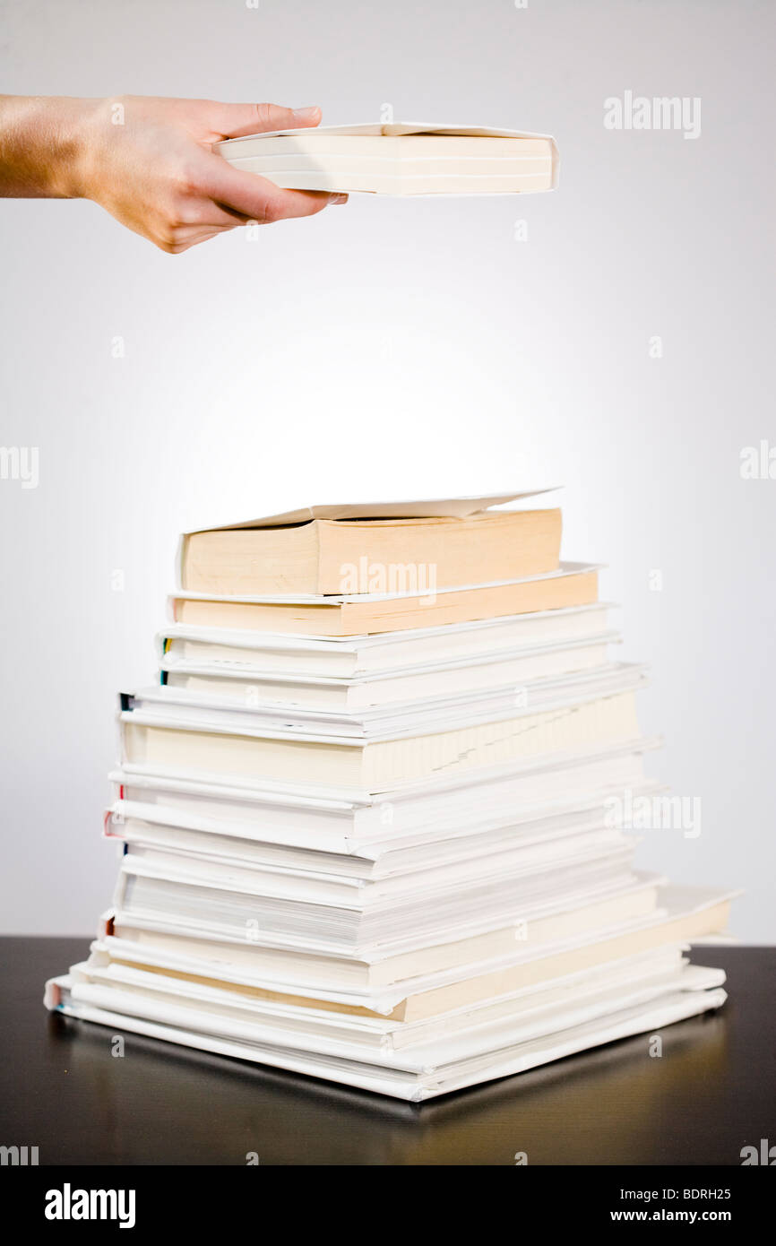 Hand holding a book Stock Photo - Alamy