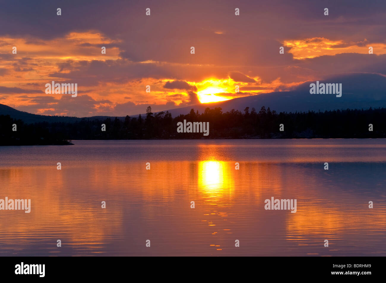 der see rogen bei sonnenuntergang, naturreservat rogen, haerjedalen ...