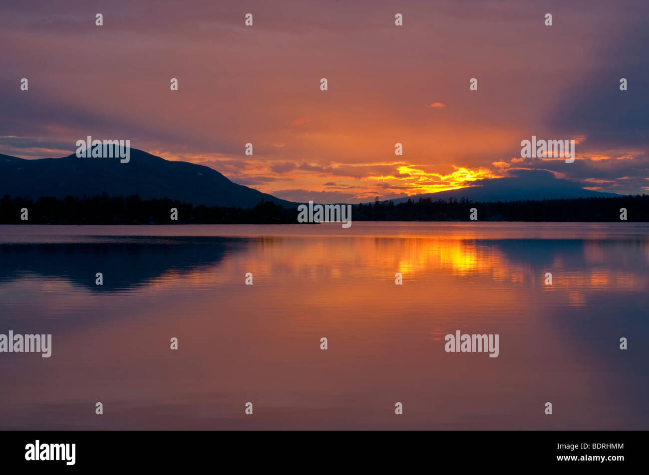 der see rogen bei sonnenuntergang, naturreservat rogen, haerjedalen ...