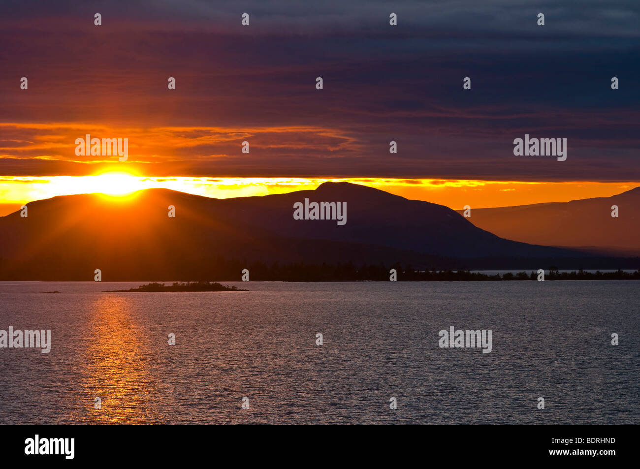der see rogen bei sonnenuntergang, naturreservat rogen, haerjedalen ...