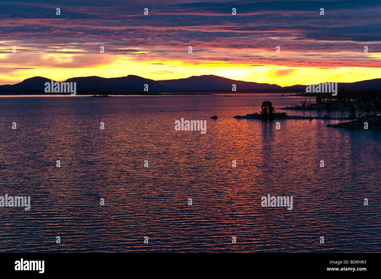 abendstimmung am see rogen, naturreservat rogen, haerjedalen, schweden ...