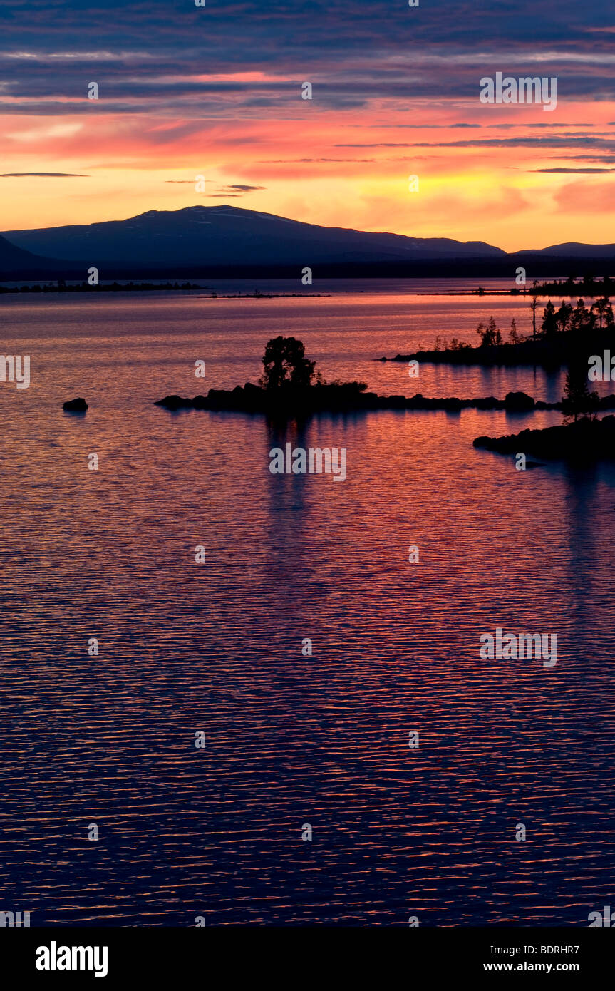 abendstimmung am see rogen, naturreservat rogen, haerjedalen, schweden ...
