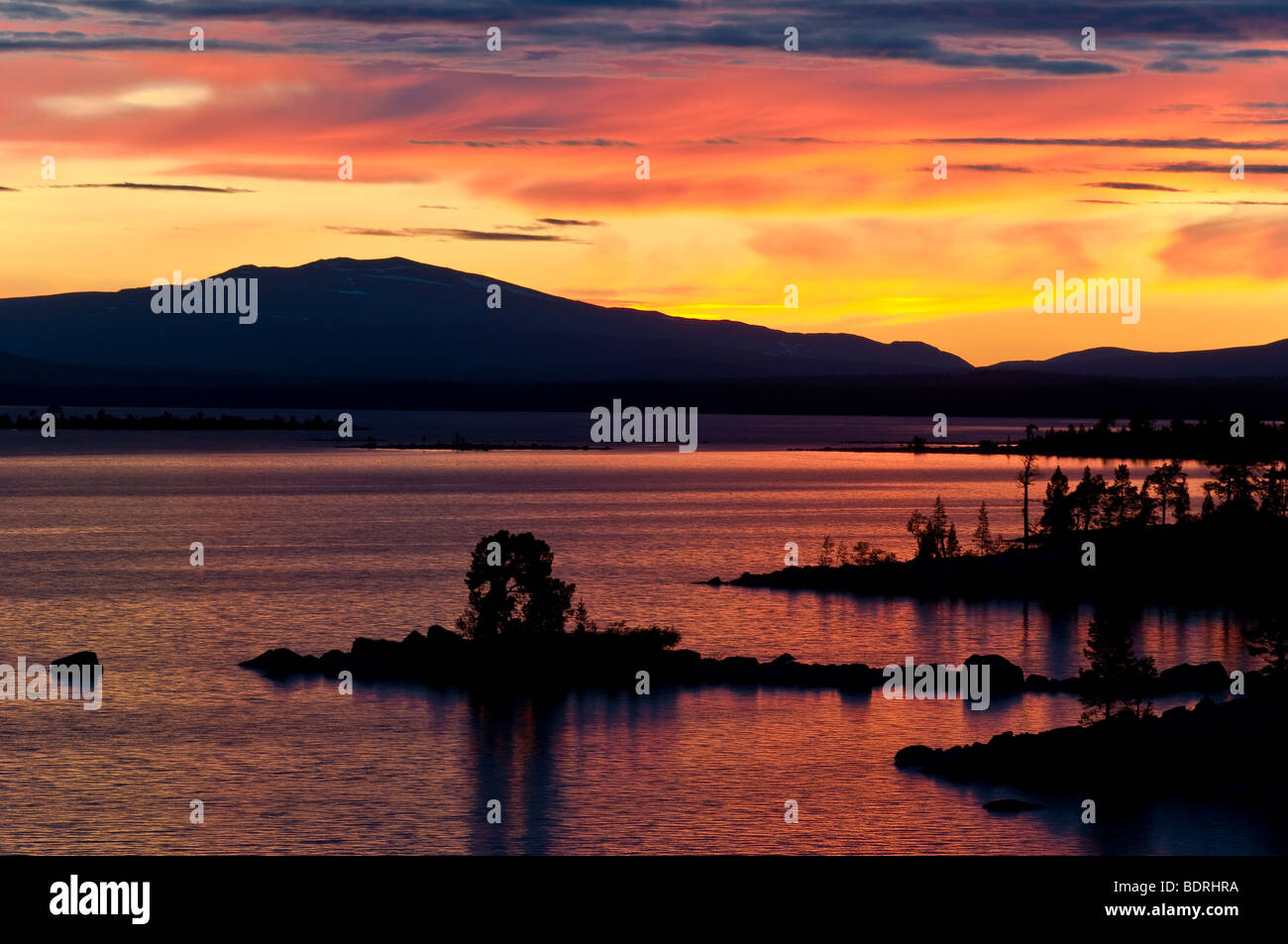 abendstimmung am see rogen, naturreservat rogen, haerjedalen, schweden ...