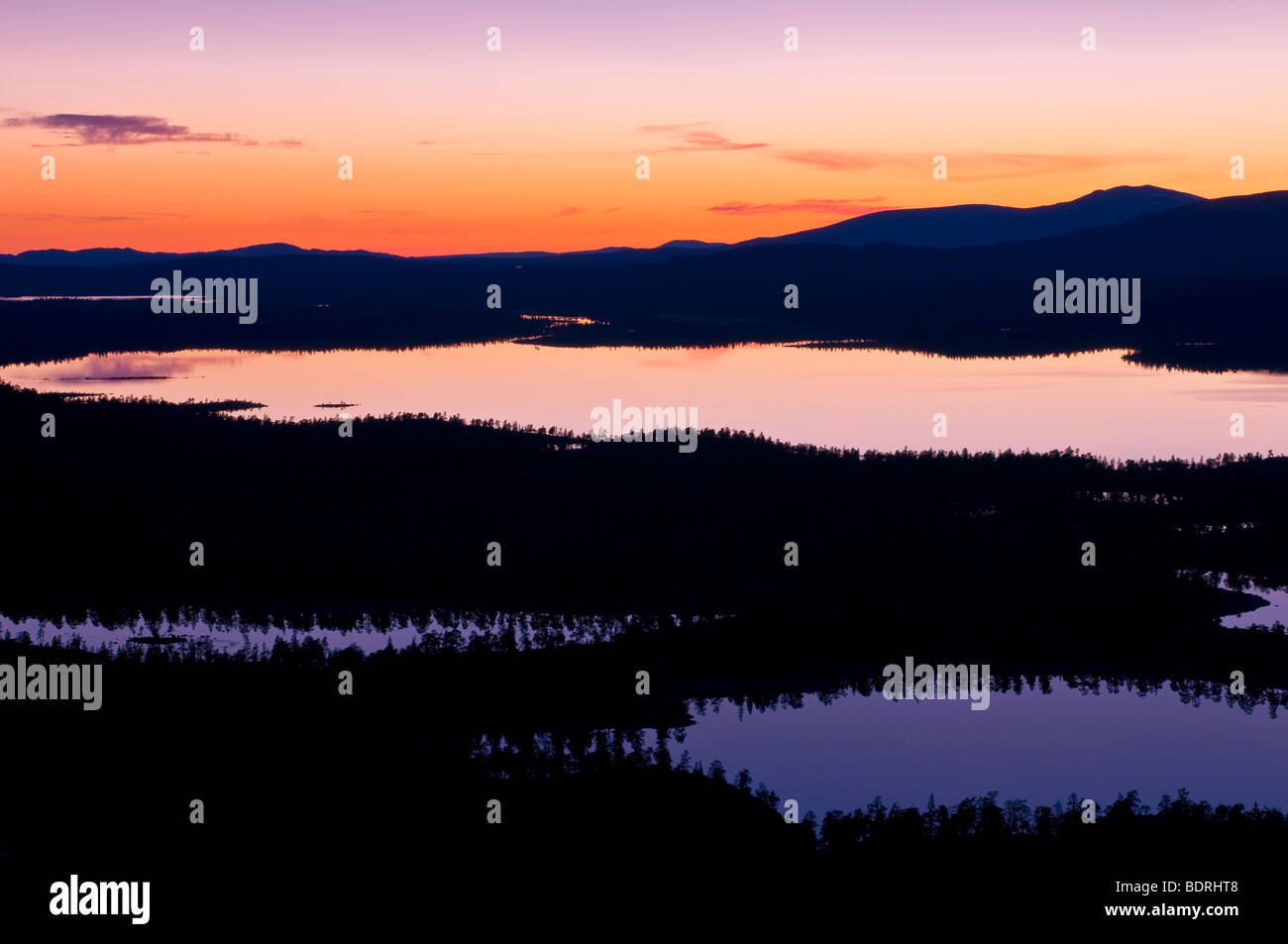 abenddaemmerung am see rogen, naturreservat rogen, haerjedalen ...