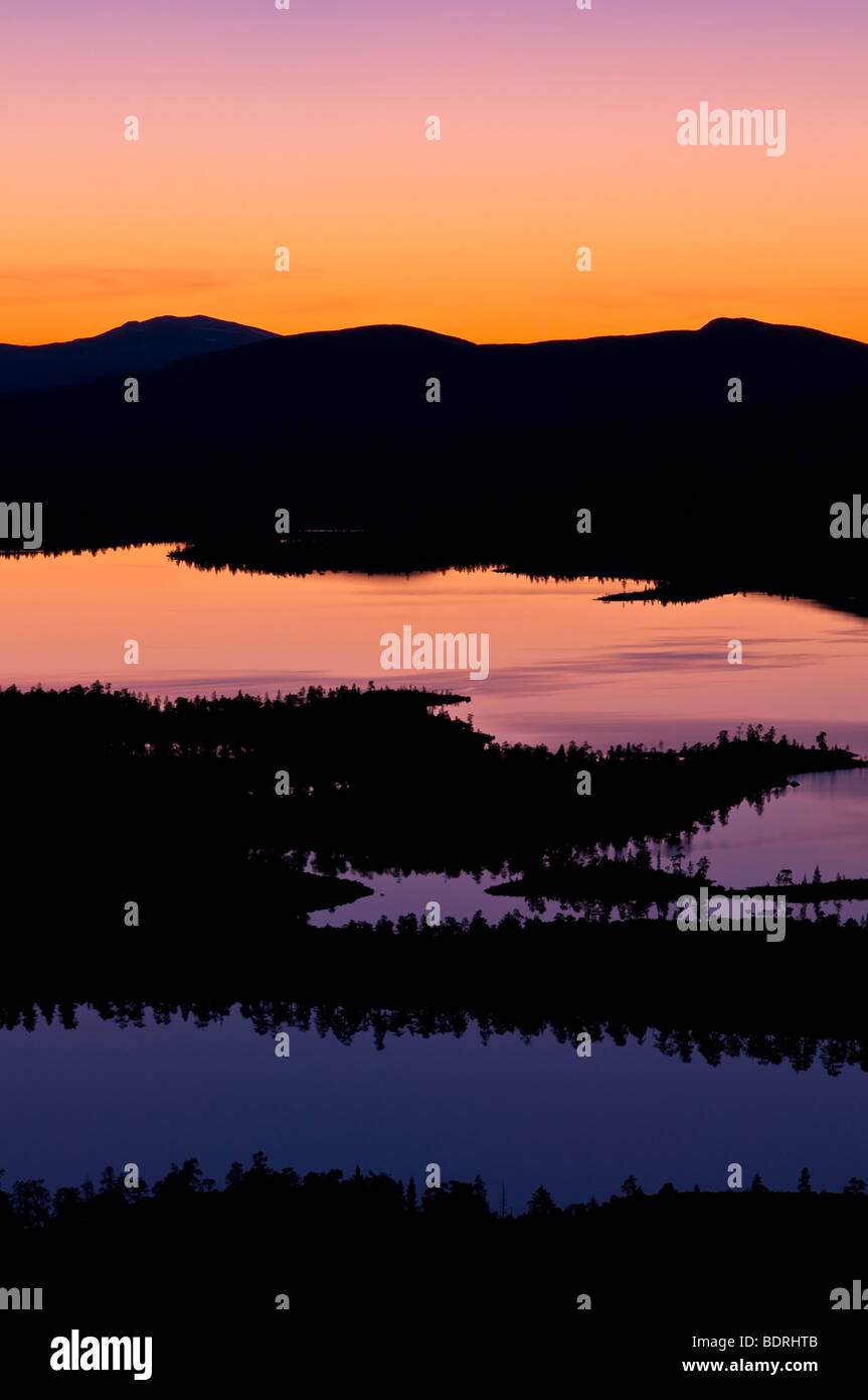 abenddaemmerung am see rogen, naturreservat rogen, haerjedalen ...