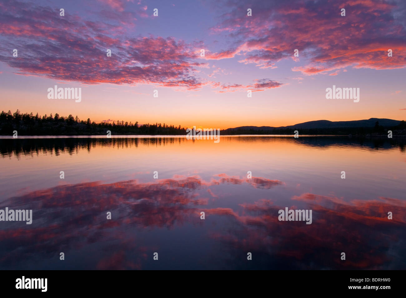 abenddaemmerung am see rogen, naturreservat rogen, haerjedalen ...