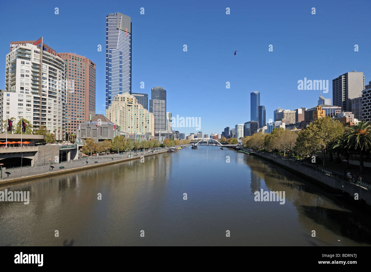 High rise buildings and Southbank Promenade on south of Yarra river ...