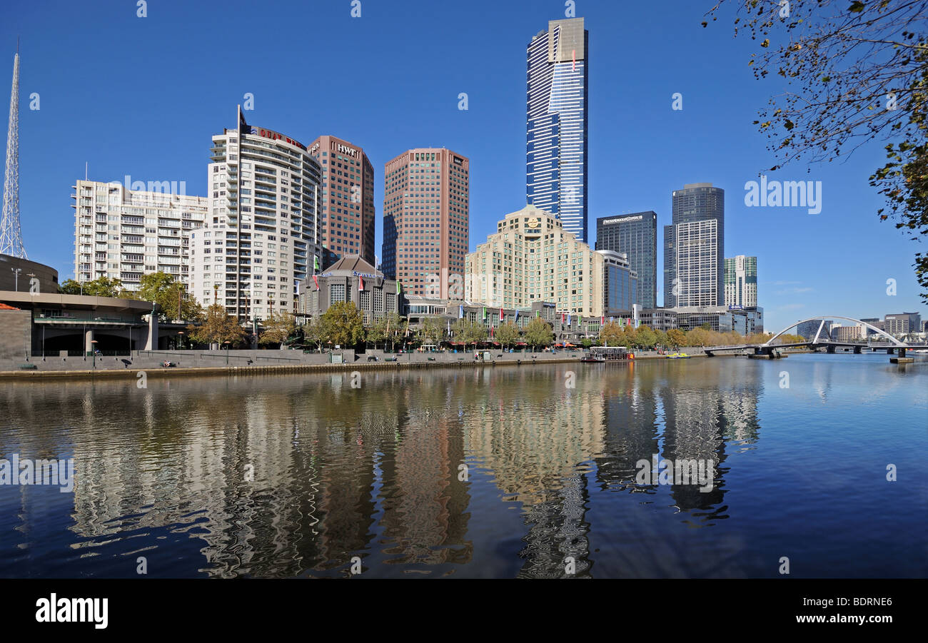 High rise buildings and Southbank Promenade on south of Yarra river ...