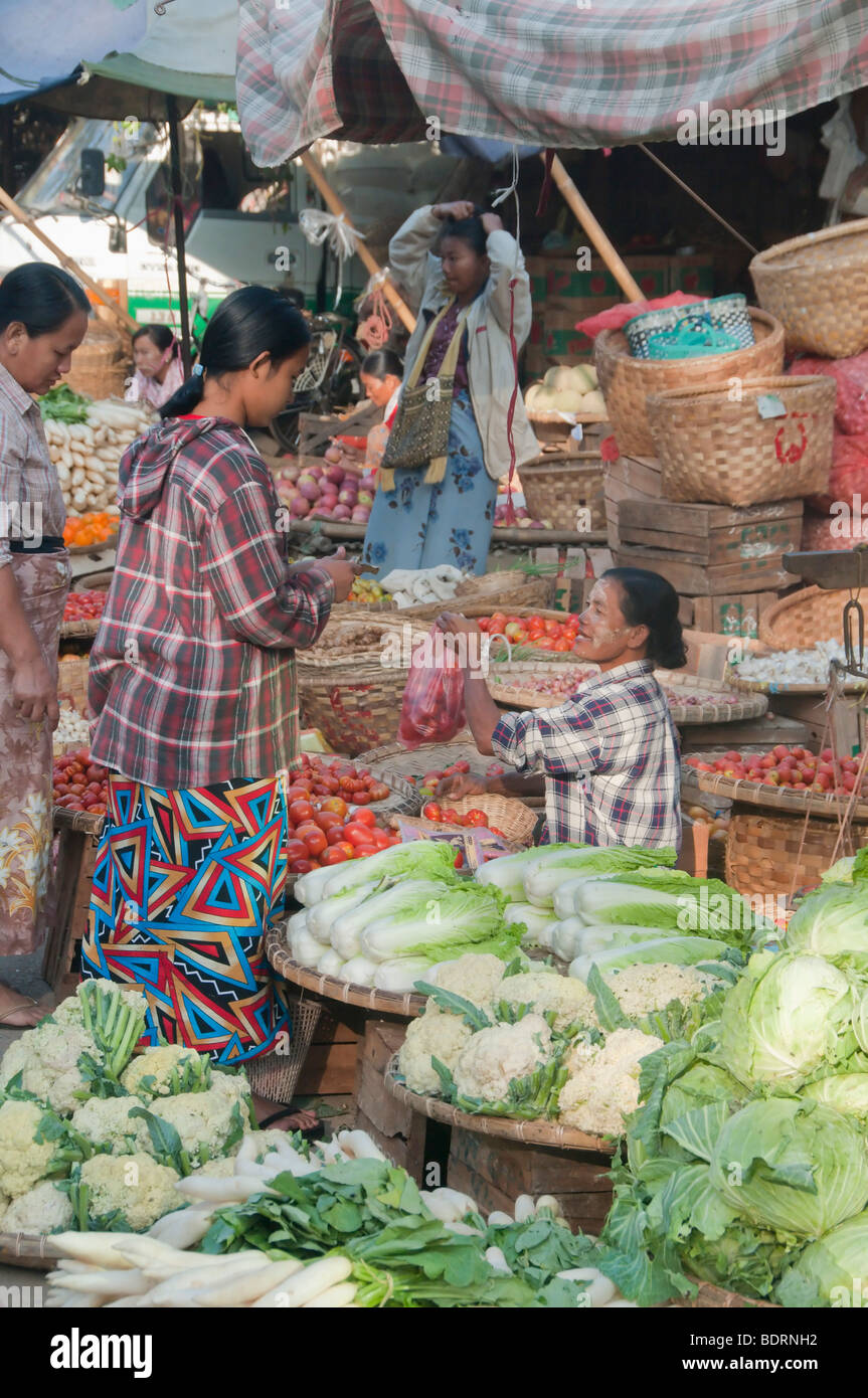 Food markets burma hi-res stock photography and images - Alamy
