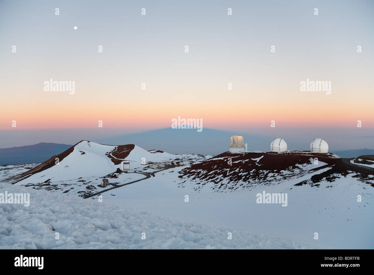 The moon setting at sunrise, seen from Mauna Kea Observatory, Hawaii ...