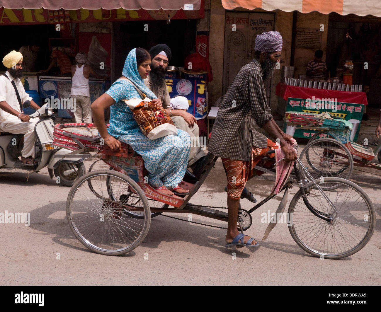 Indian family travel cycle rickshaw hi-res stock photography and images ...