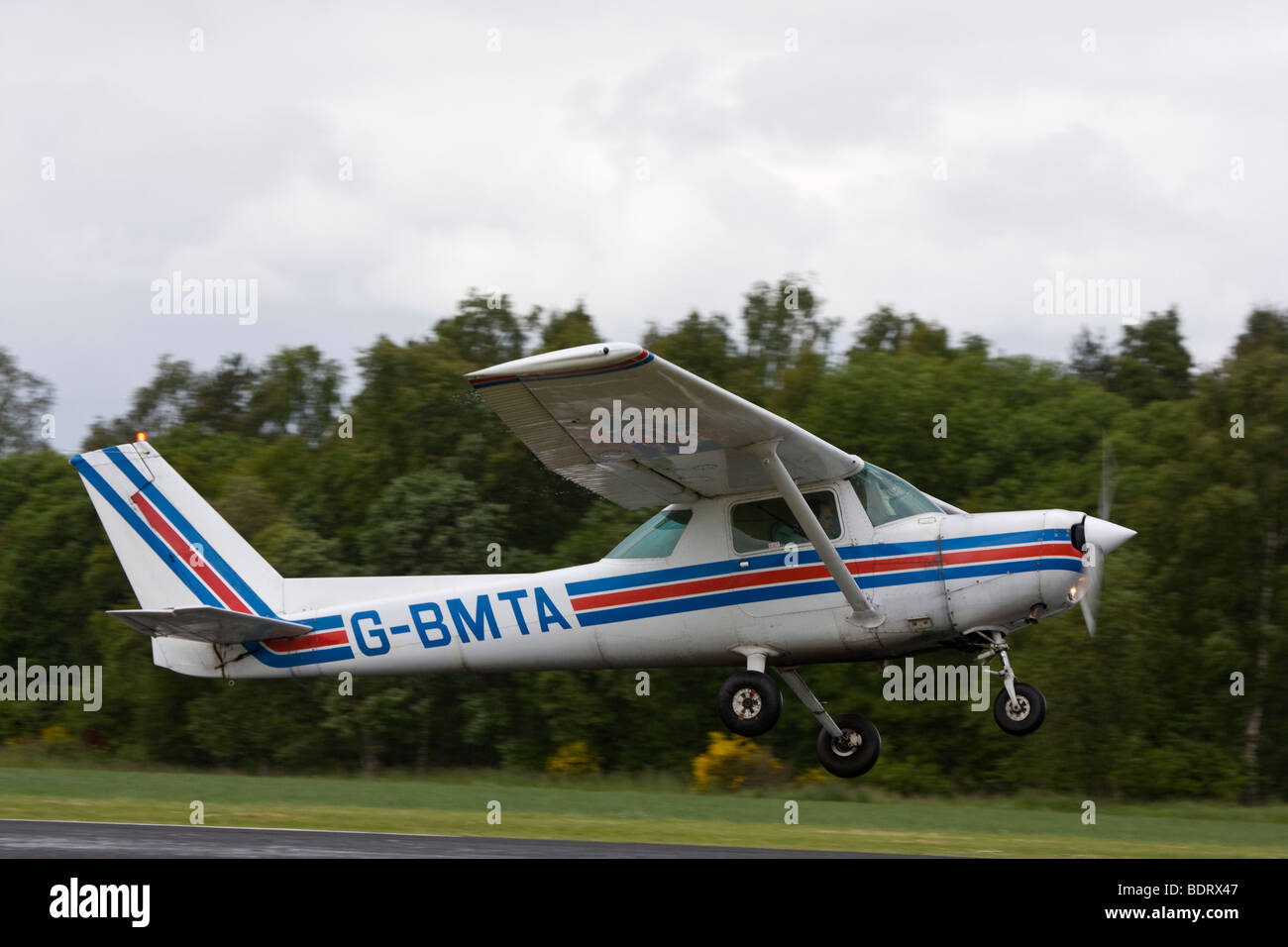 Cessna 152 two seat aircraft taking off Stock Photo - Alamy