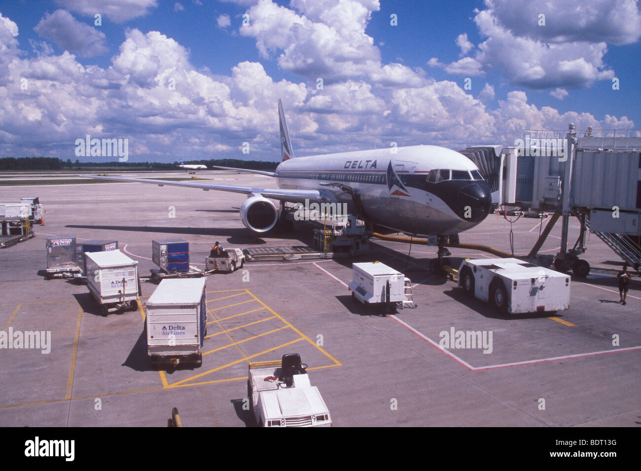 loading Delta Airline jet, Orlando International Airport, Orlando ...