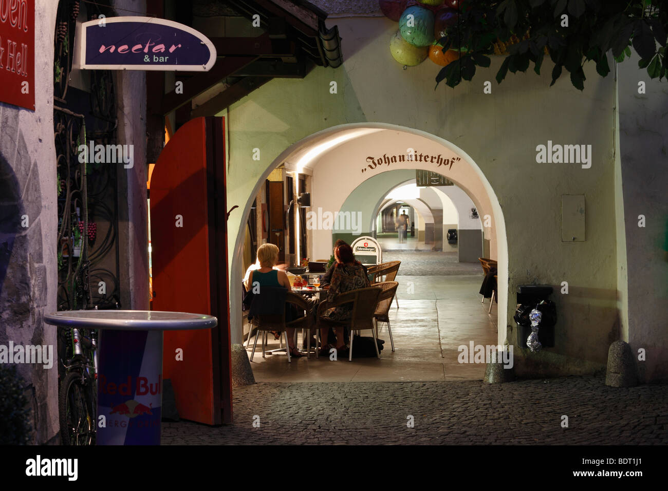 Arcade sidewalk hi-res stock photography and images - Alamy