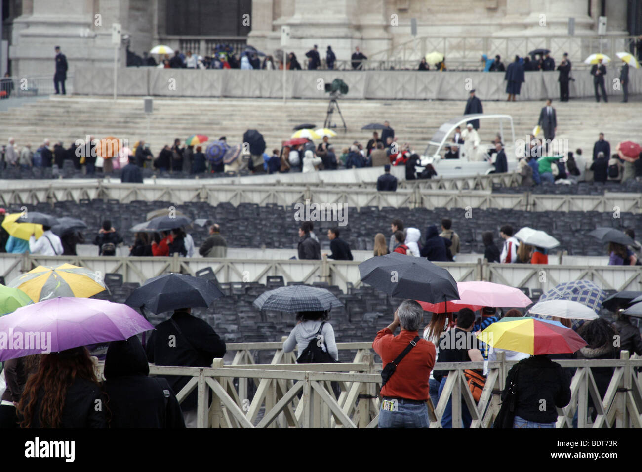 pope benedict saluting the crowd in rome Stock Photo - Alamy