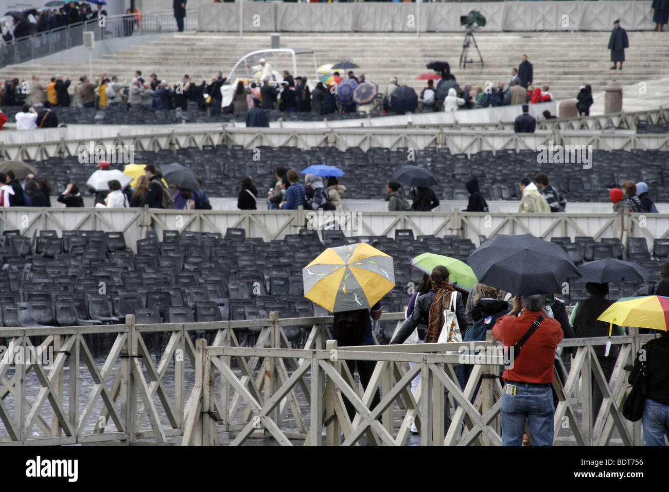 pope benedict saluting the crowd in rome Stock Photo - Alamy