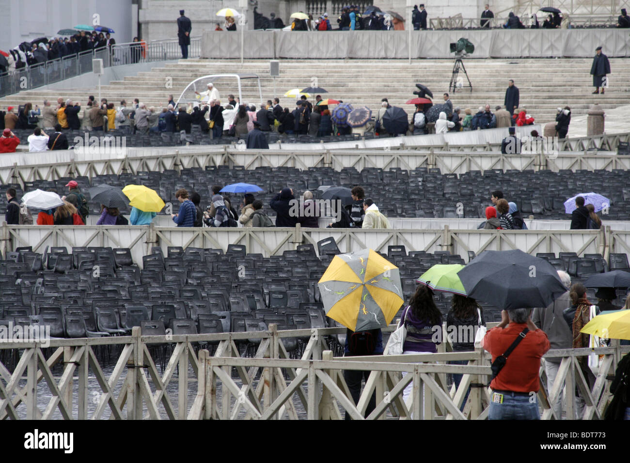 pope benedict saluting the crowd in rome Stock Photo - Alamy