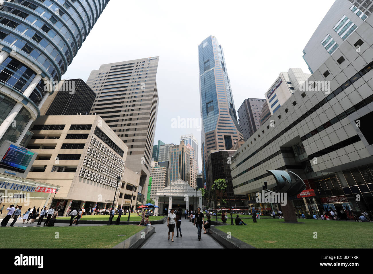 Singapore raffles place mrt station hi-res stock photography and images ...